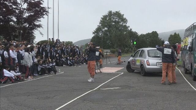 スタントマンが事故再現 平取中学校で自転車交通安全教室 HTB北海道ニュース